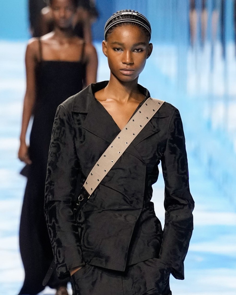 Dior confirma a faixa de cabelo como acessório de beleza da temporada