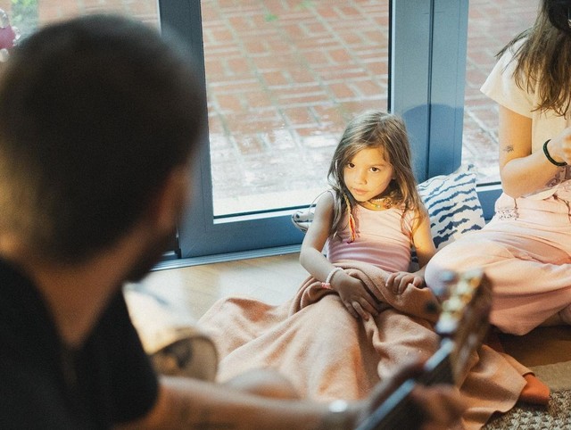 Laura Neiva divide fotos em família com Chay Suede e os filhos