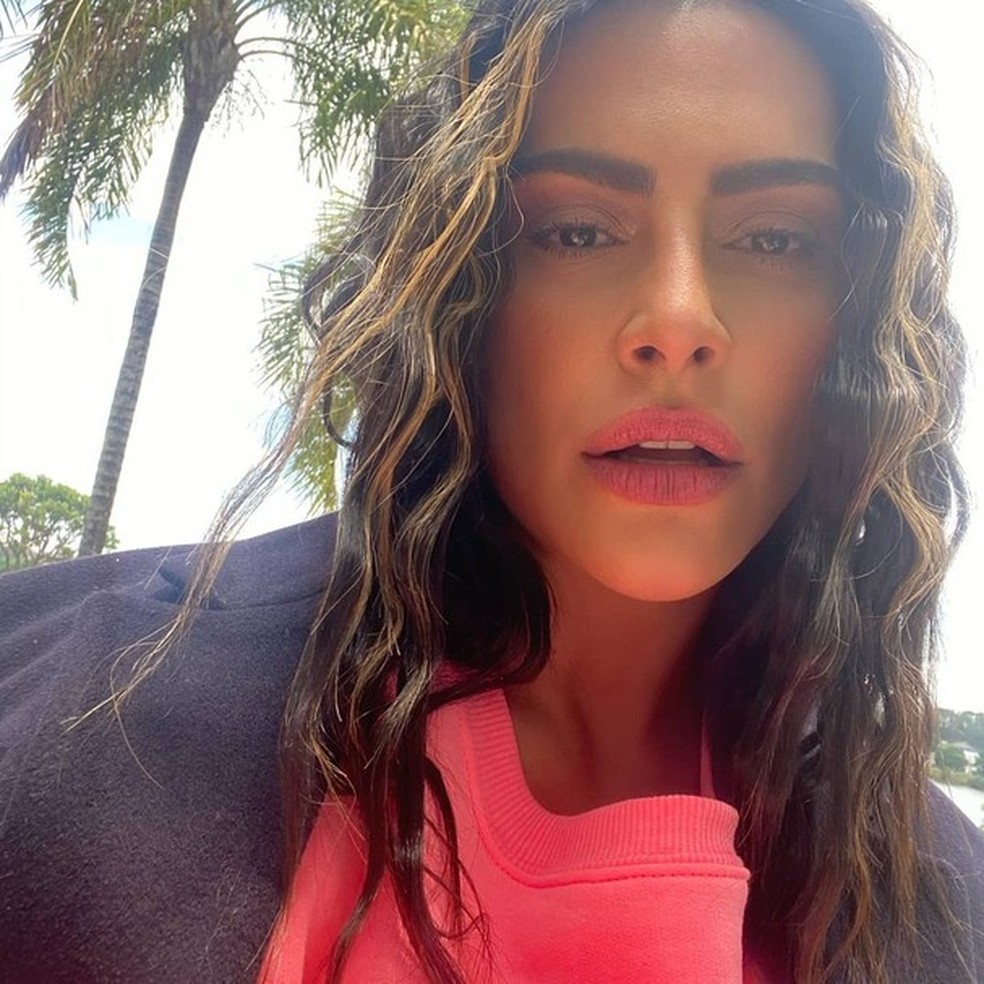 Cleo arrasa em clique ao mostrar cabelo modelo ao natural