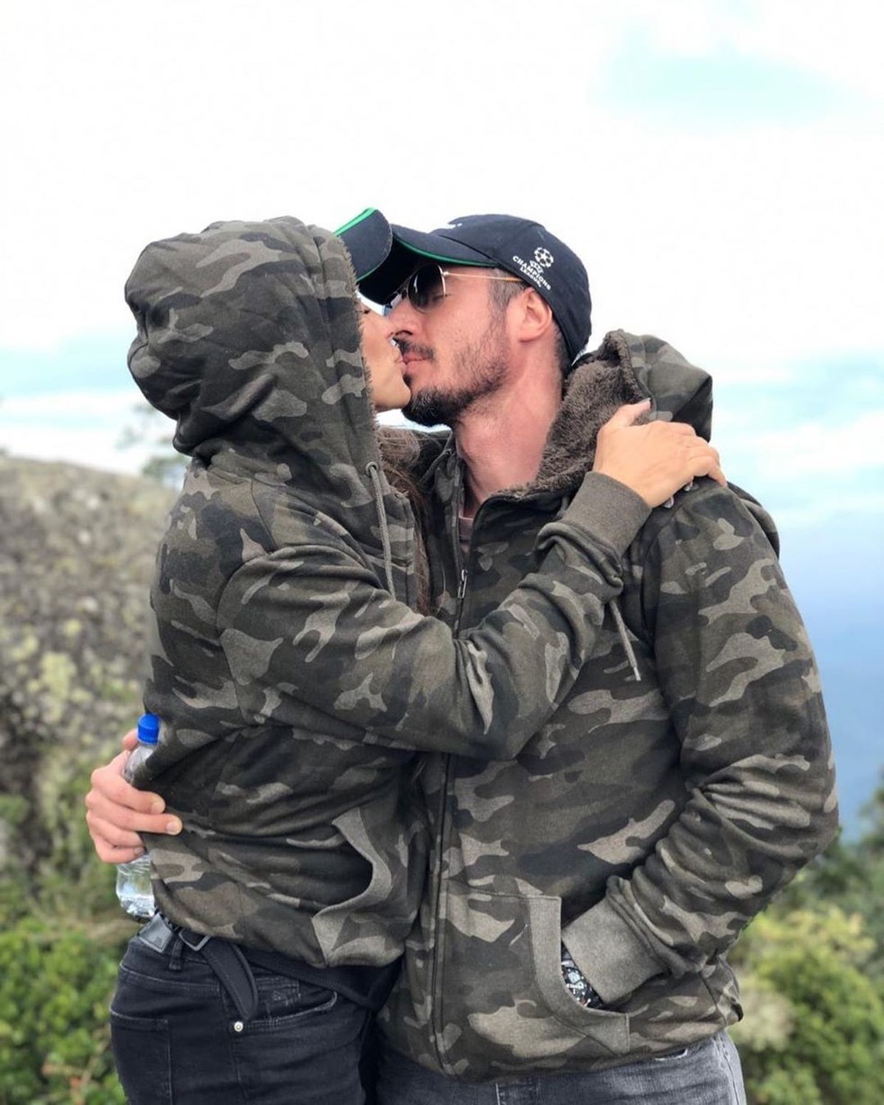 Jaque Khury faz aula de tiro com o namorado delegado