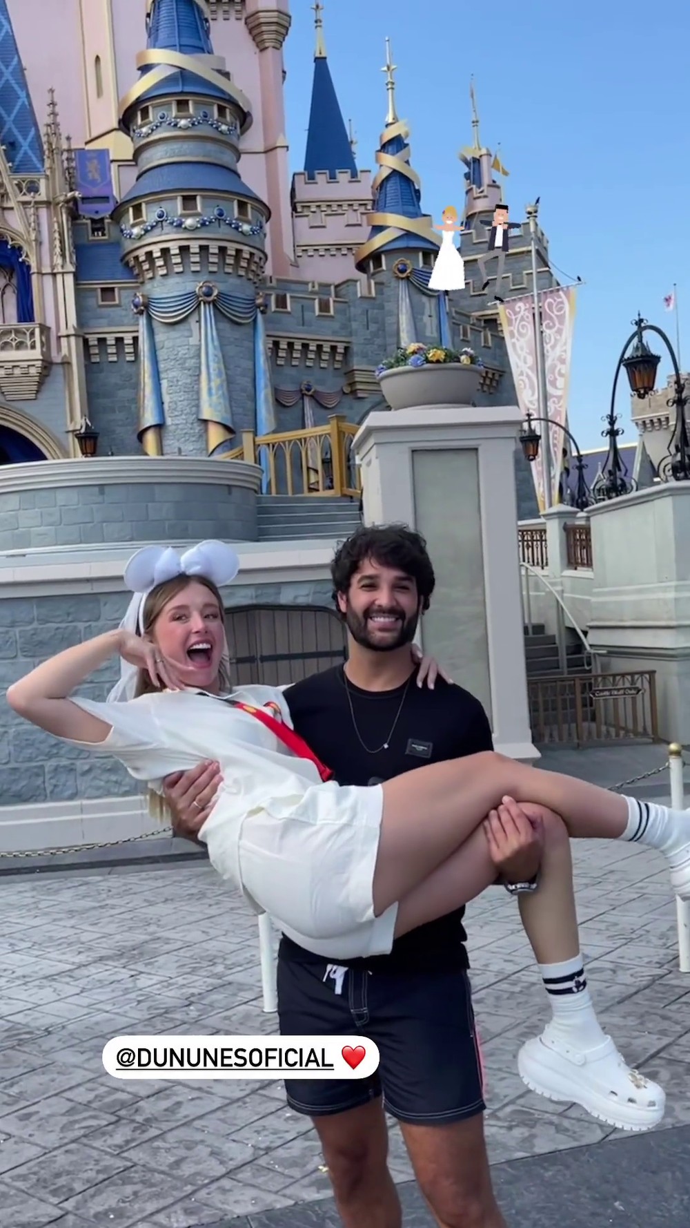Duda Reis e Du Nunes ficam noivos durante viagem a parque temático nos ...