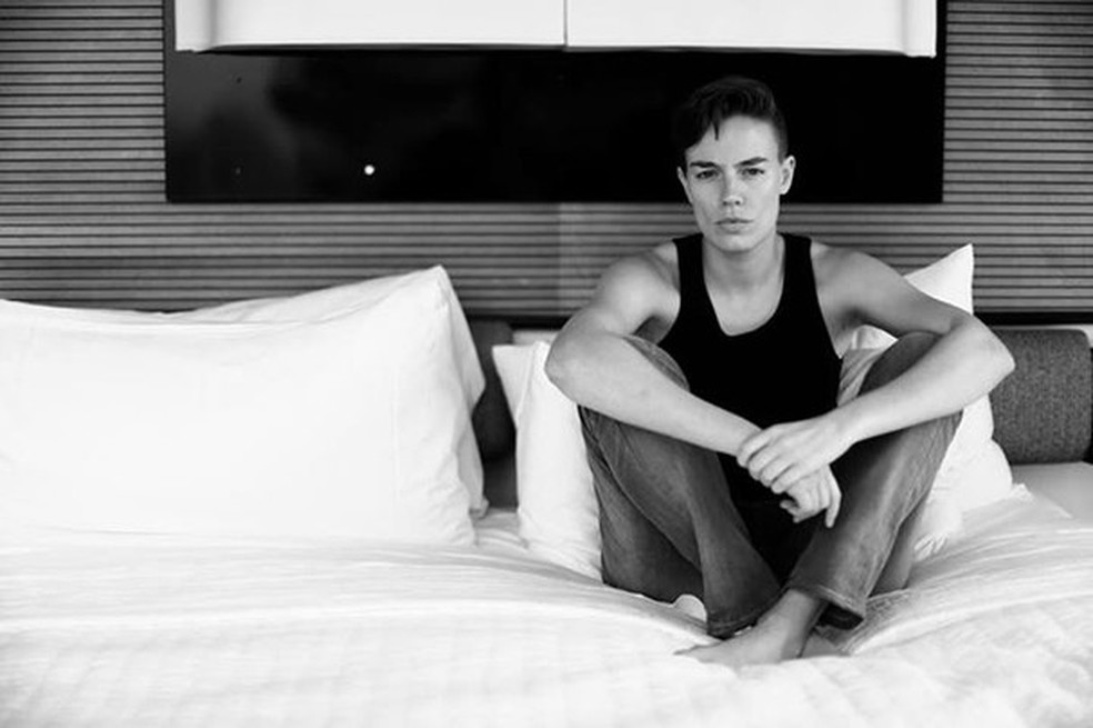 Modelo andrógina troca mercado de moda feminina pelo masculino