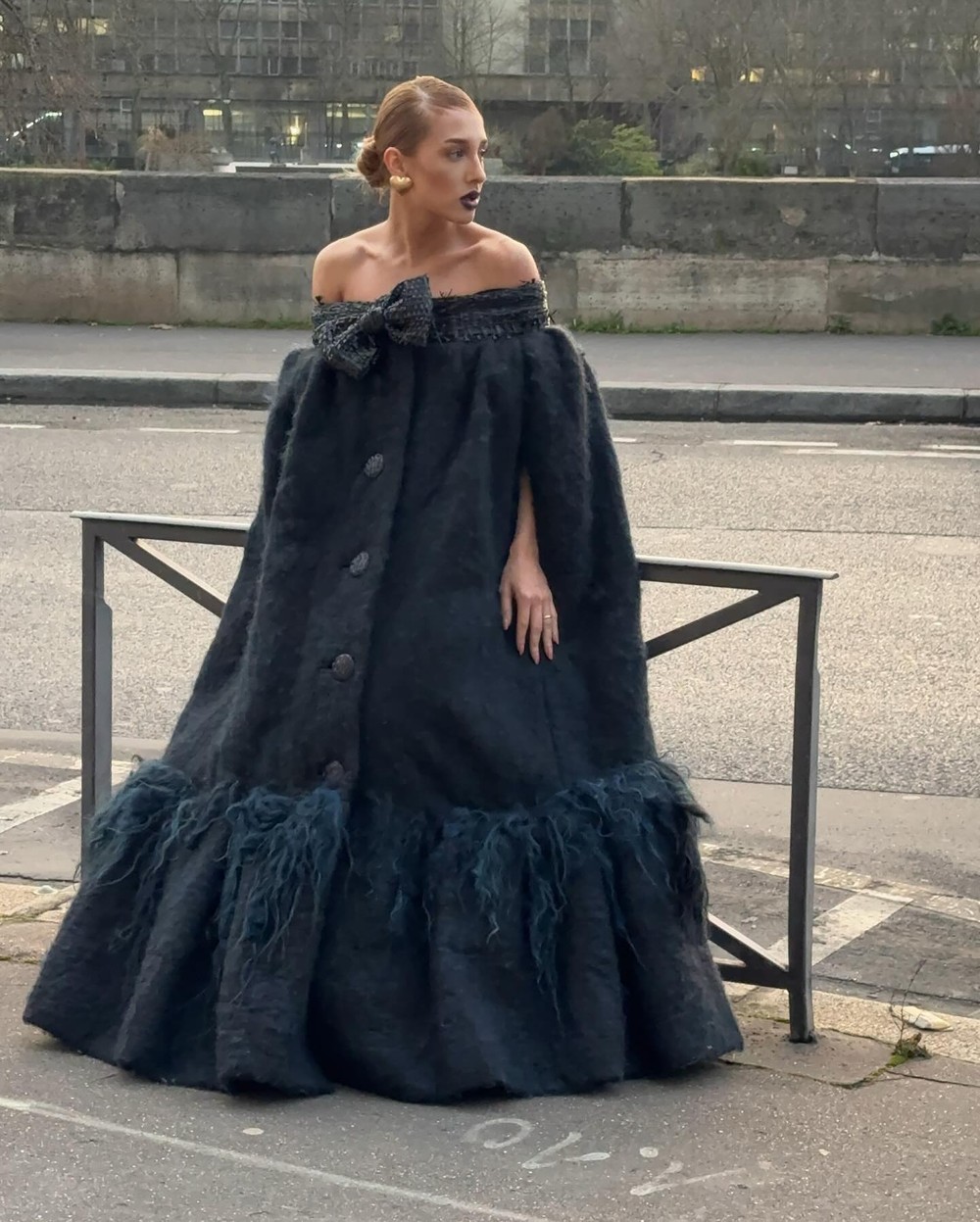 Malu Borges aposta em vestido gigante para desfile em Paris