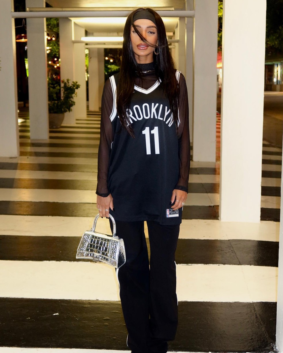 Brunna Gonçalves passa por perrengue fashion com camisa de time em Miami