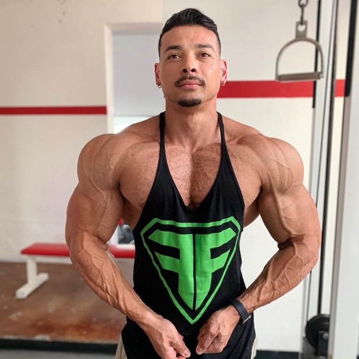 Felipe Franco posta foto e cinturinha chama a atenção