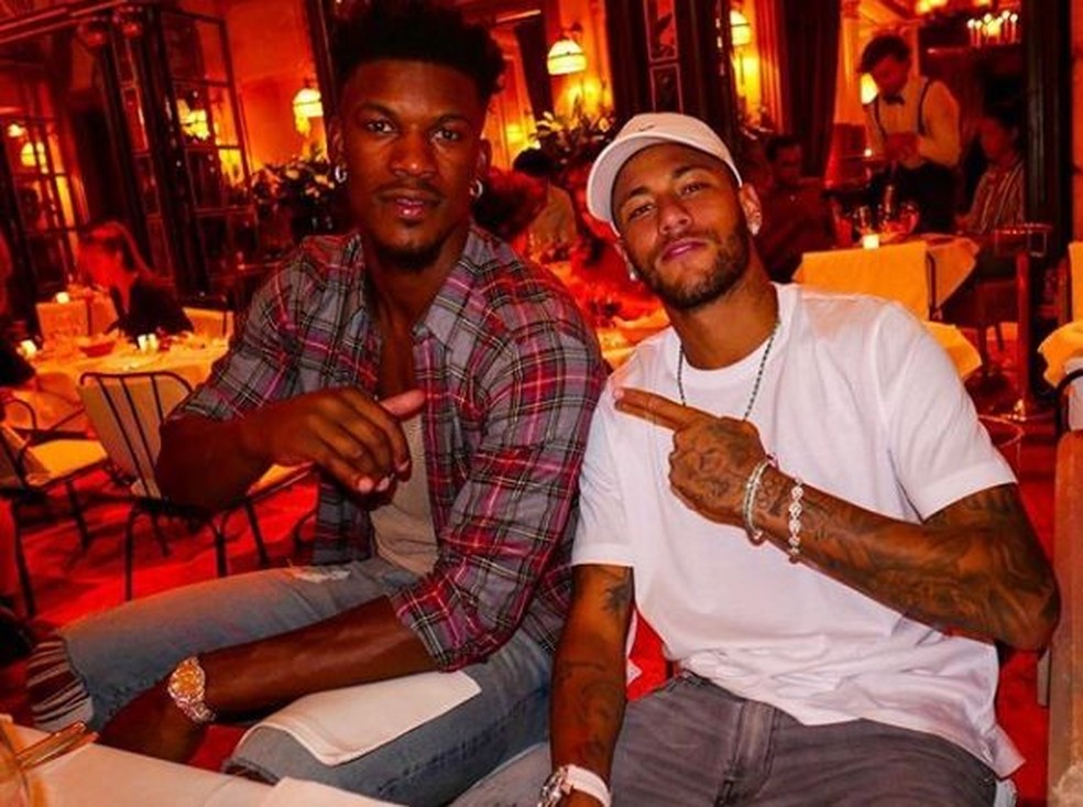 Neymar encontra com o jogador de basquete Jimmy Butler