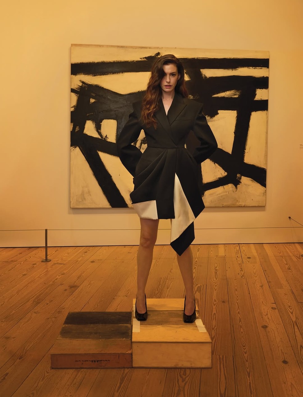 Anne Hathaway publica fotos com trilha de Tom Jobim e recebe comentário ...