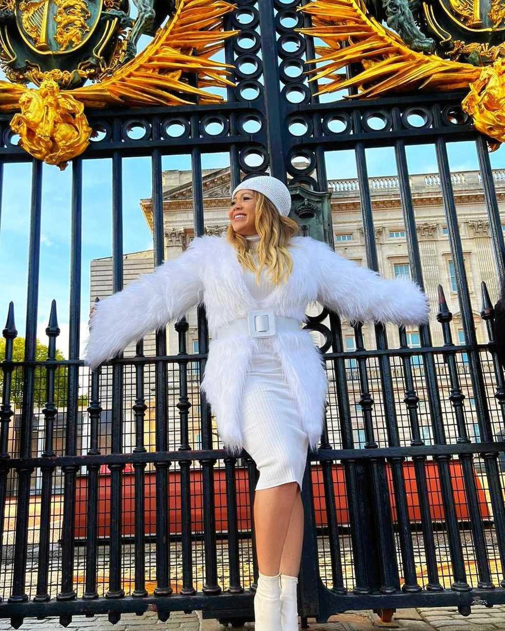 Lexa leva família ao Vaticano para comemorar aniversário da mãe