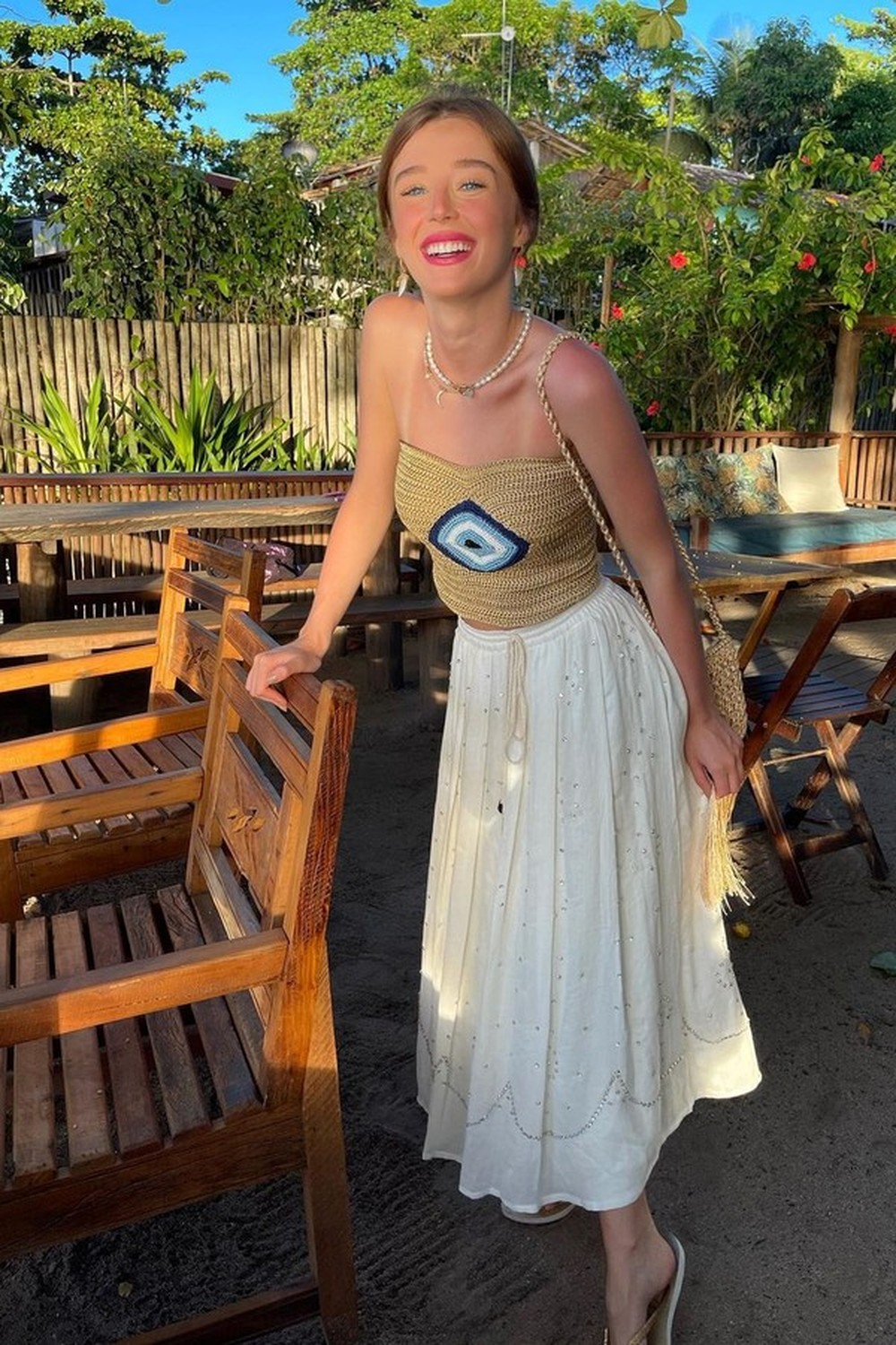 Duda Reis posa sorridente em Caraíva