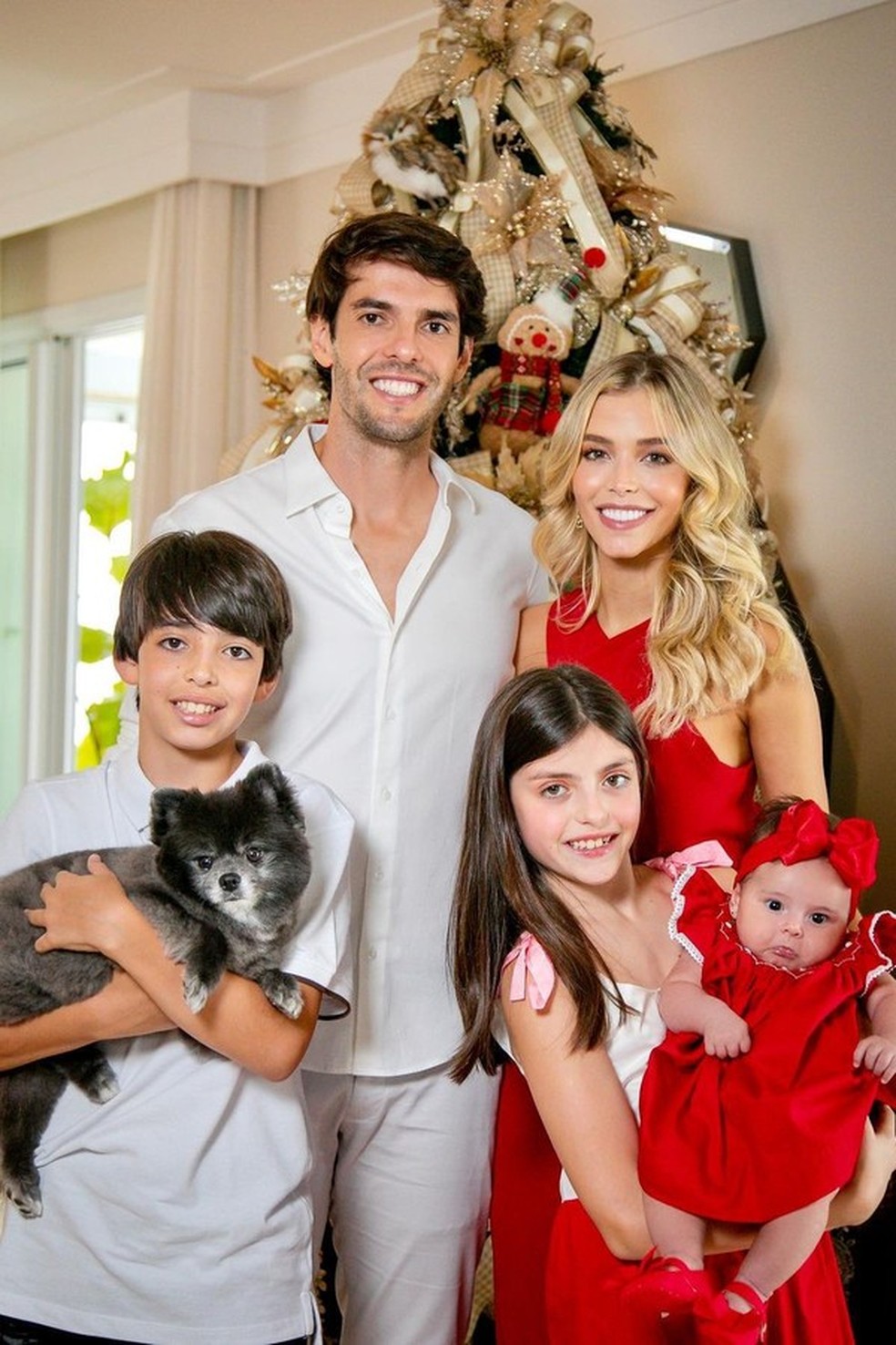 Kaká posa com a mulher e os três filhos