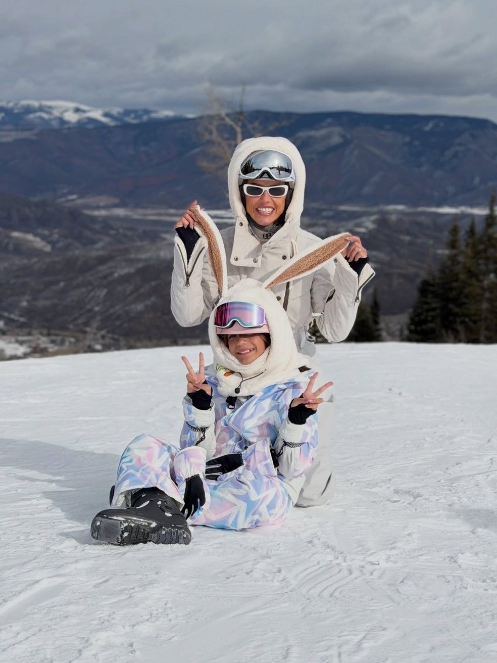 Em Aspen, Deborah Secco abre álbum de fotos de viagem com a filha