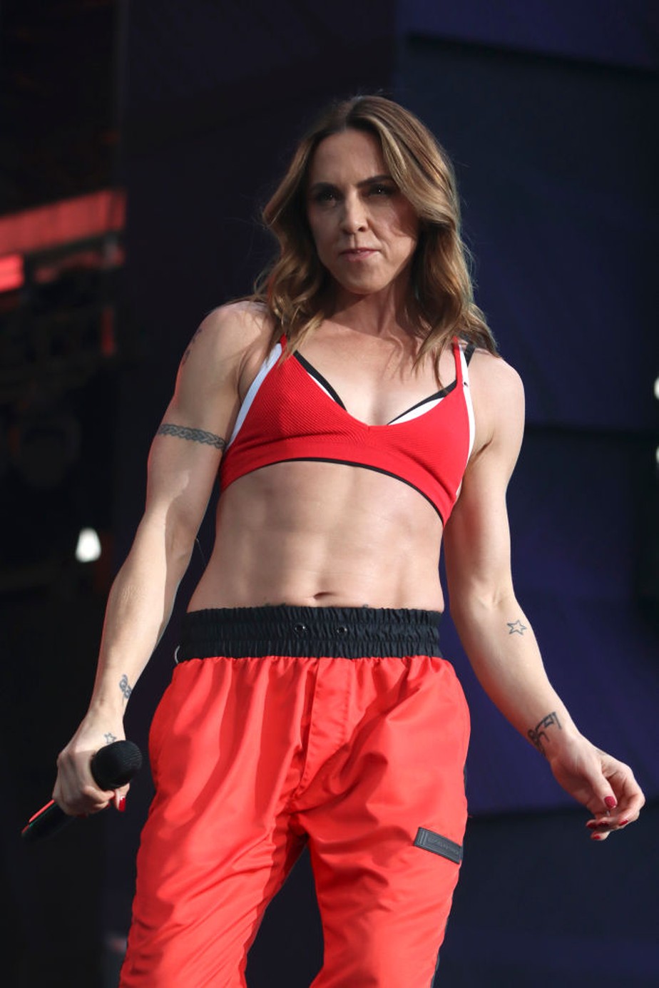 Aos 49 anos, Mel C, ex-Spice Girl, mostra shape em festival de música | Música | Glamour