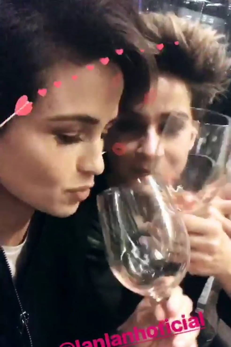 Nanda Costa janta com Lan Lahn e a família