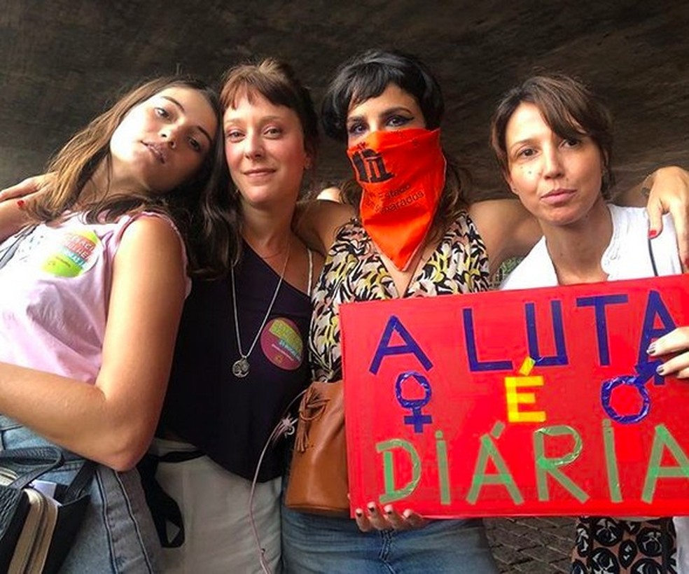 Famosas participam de manifestação por igualdade de gênero