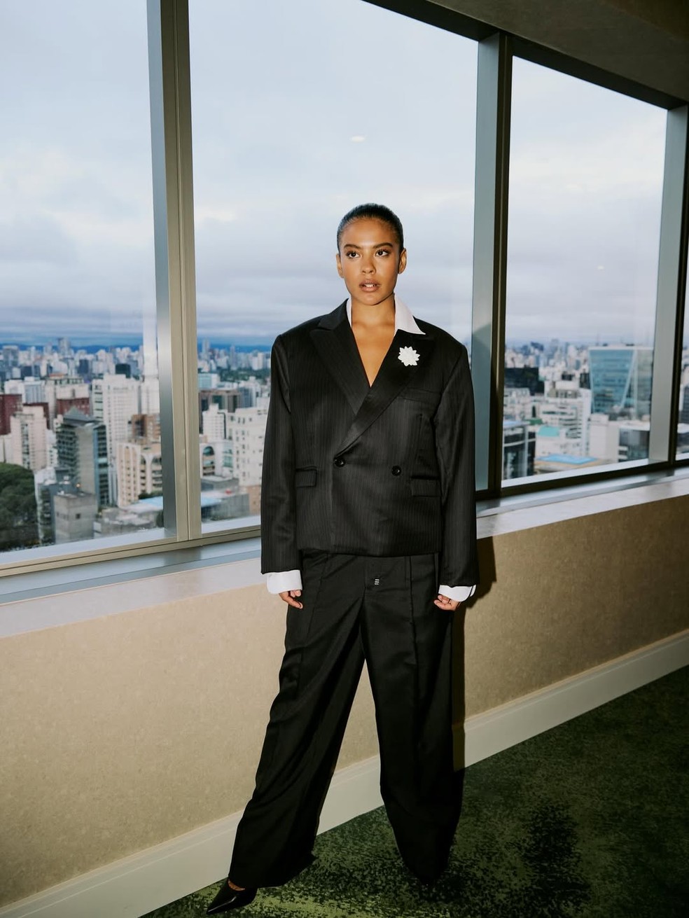 Bella Campos arrasa de terno oversized em premiação em que concorre a ...