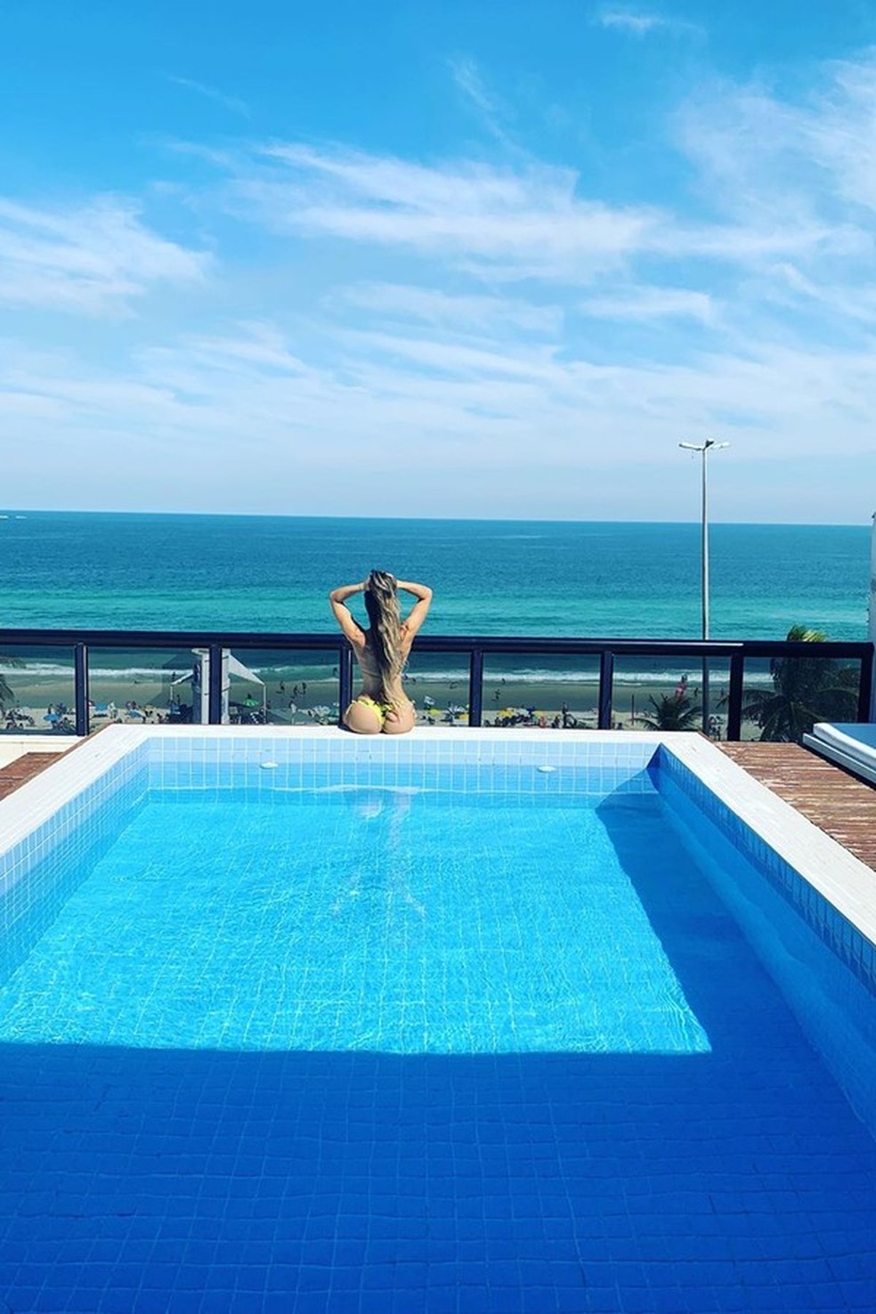 Mayra Cardi curte piscina da sua cobertura no Rio