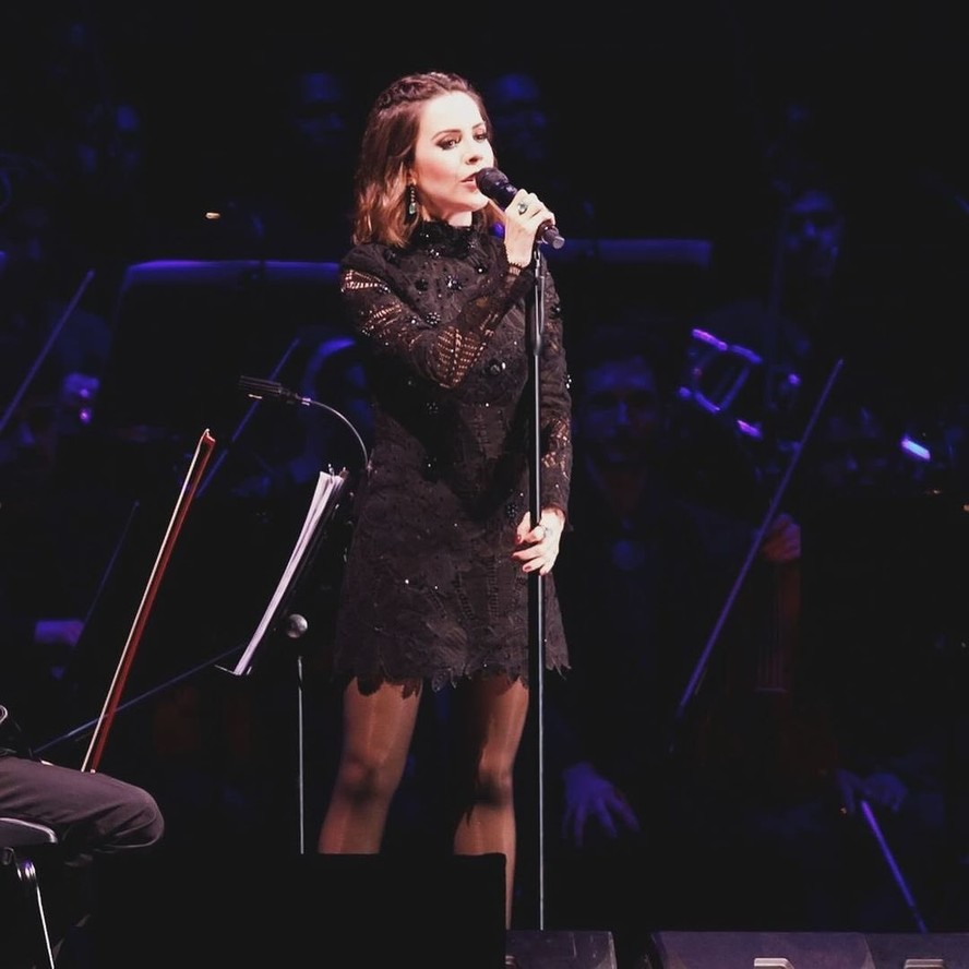 Sandy brilha em look de R$ 23 mil sob medida em show de Andrea Boccelli