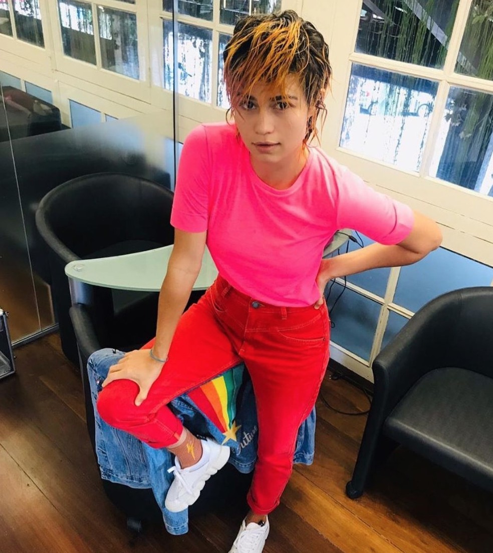 Nanda Costa aparece com cabelo colorido e brinca: 'Não vou pagar de ...