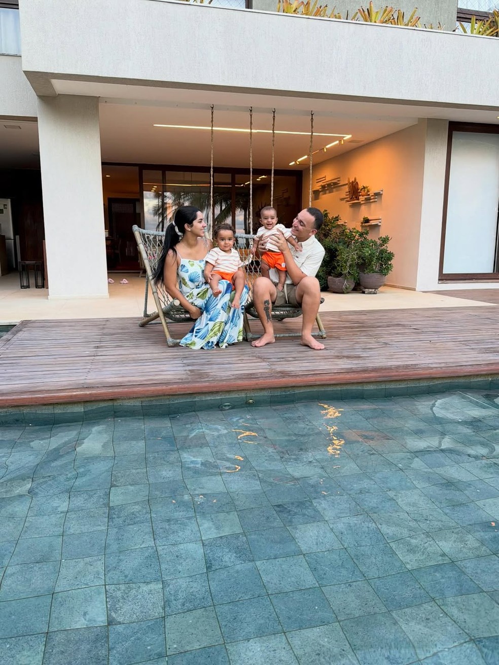 Ary Mirelle compartilha fotos em família na nova casa com João Gomes ...