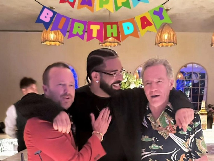 Drake aparece curtindo aniversário com estrelas da série 'Breaking Bad'