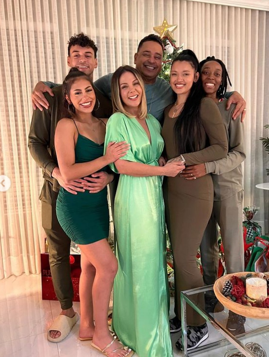 Carla Perez passa Natal com filhos e as namoradas
