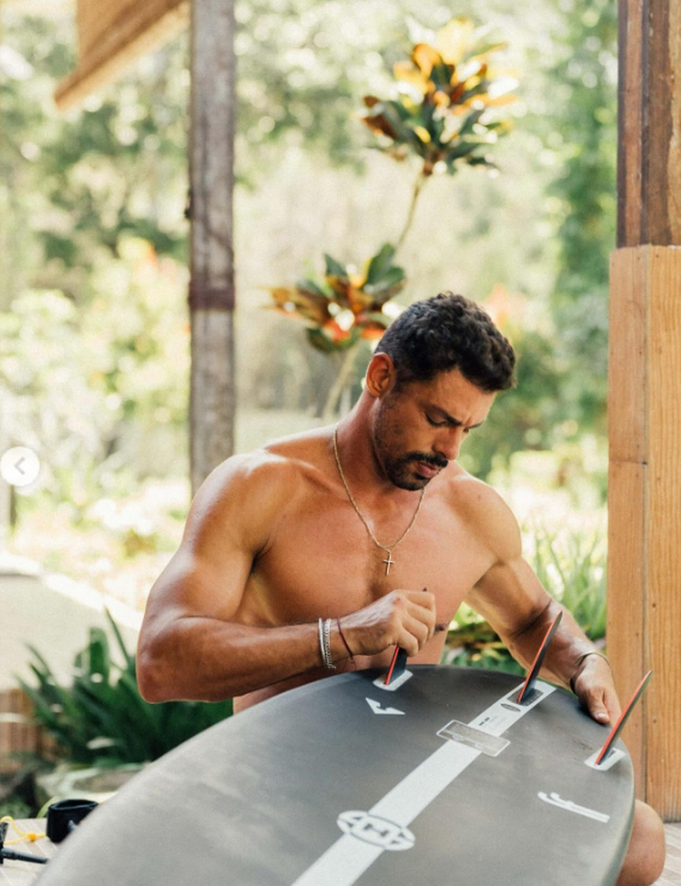 Cauã Reymond ganha elogios ao mostrar preparação para o surfe