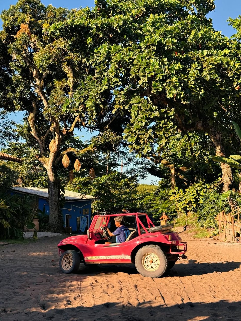 Giovanna Ewbank renova bronzeado durante passeio em família em Caraíva