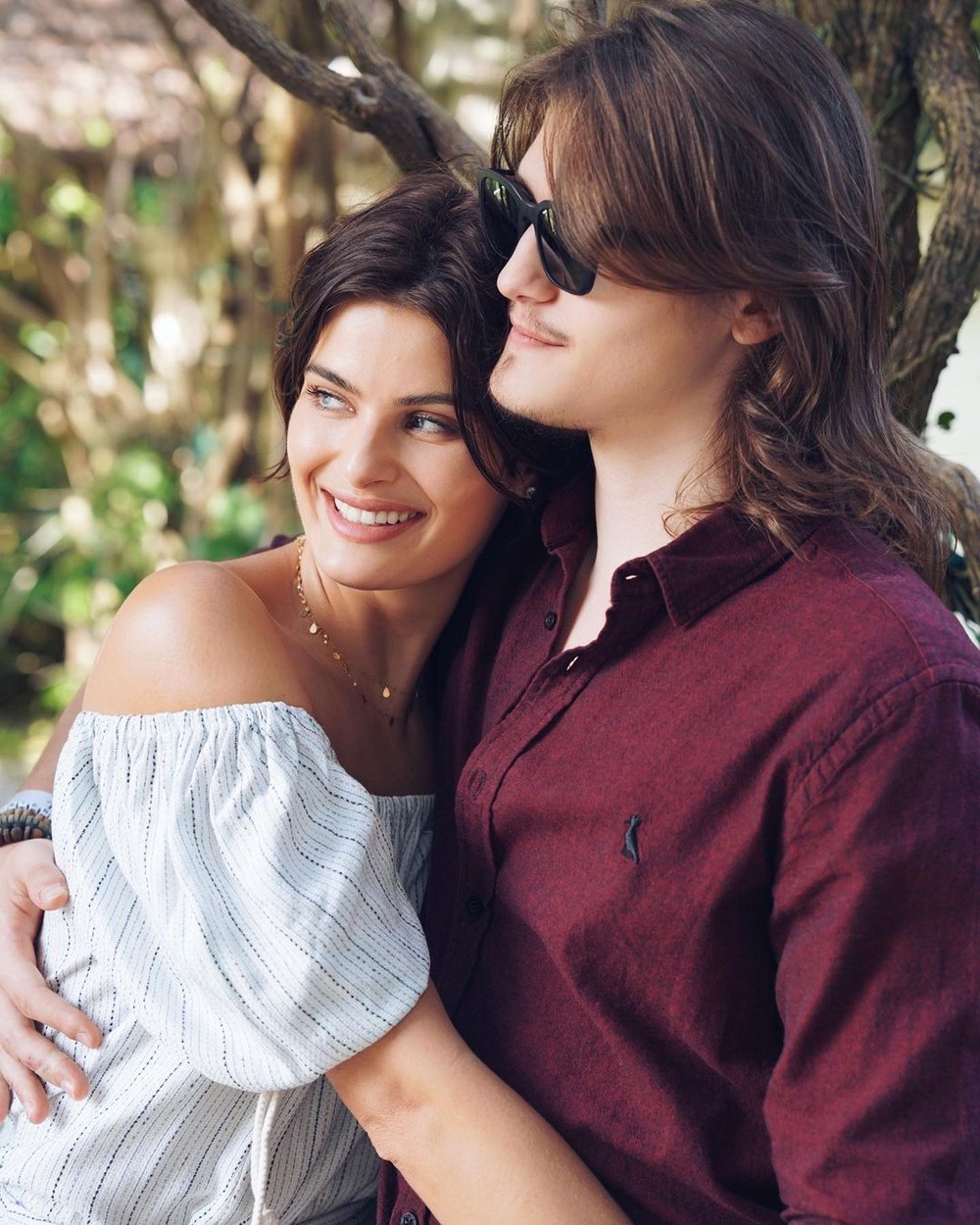 Isabeli Fontana posta com filho de 19 anos e fã dispara: 'Parecem irmãos'