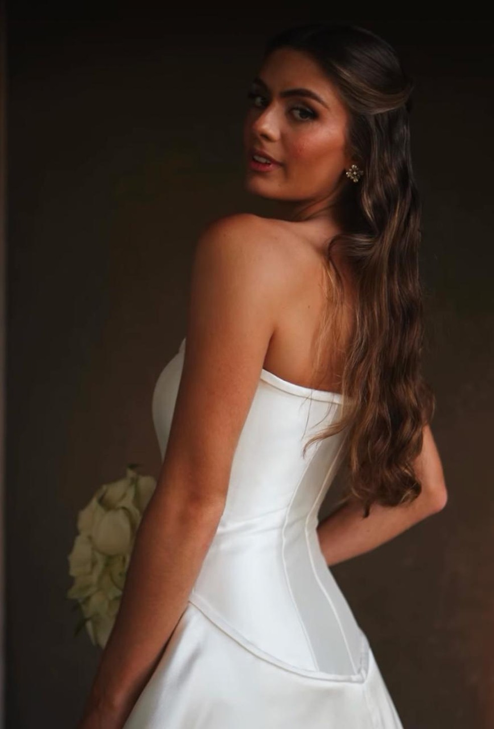 Um zoom no vestido de noiva de Luma César, filha de Elaine Mickely e ...
