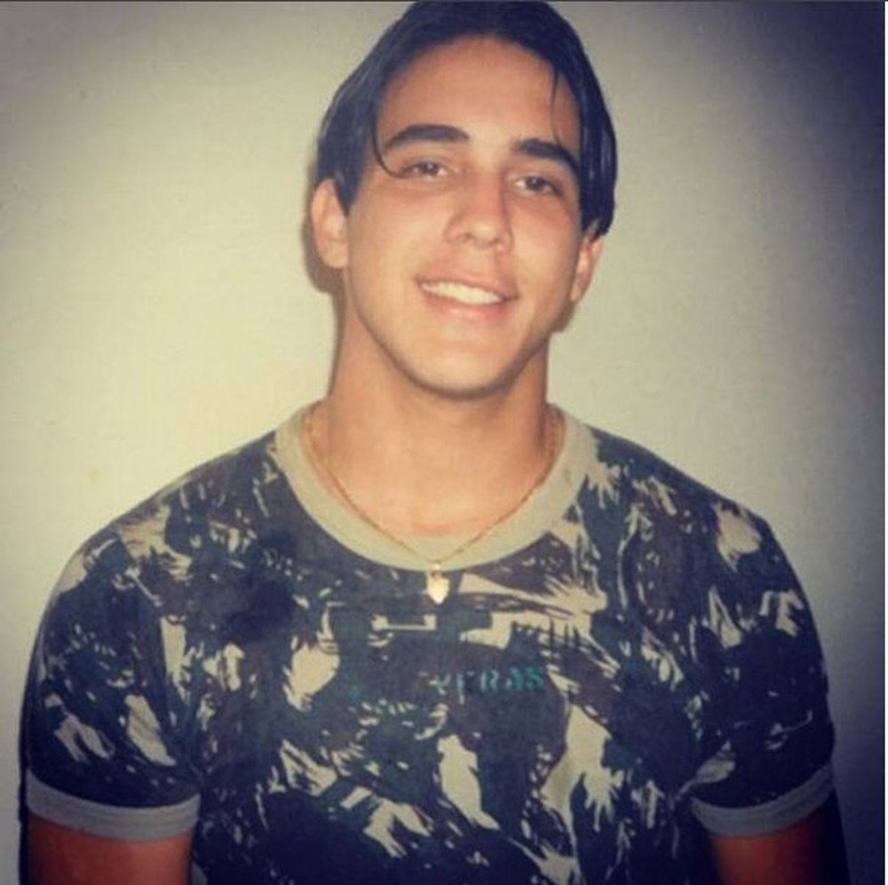 André Marques relembra foto antiga e diz: 'Estava horrível'