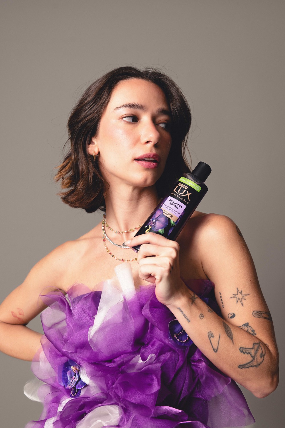 Chica Capeto assina looks inspirados nas fragrâncias de LUX para convidadas do SPFW