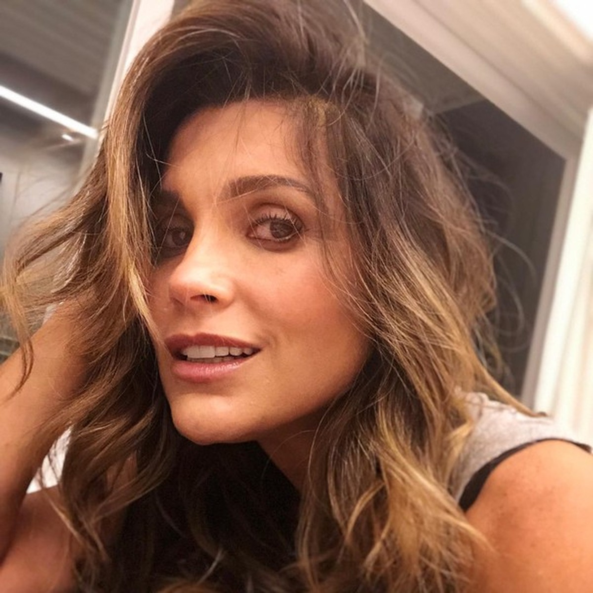 Flavia Alessandra sensualiza para desejar boa noite e brinca: 'Descabelada'