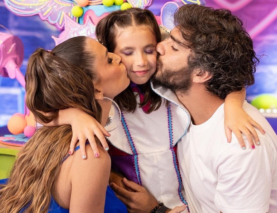 Deborah Secco abre álbum de fotos inéditas da festa da filha Maria Flor