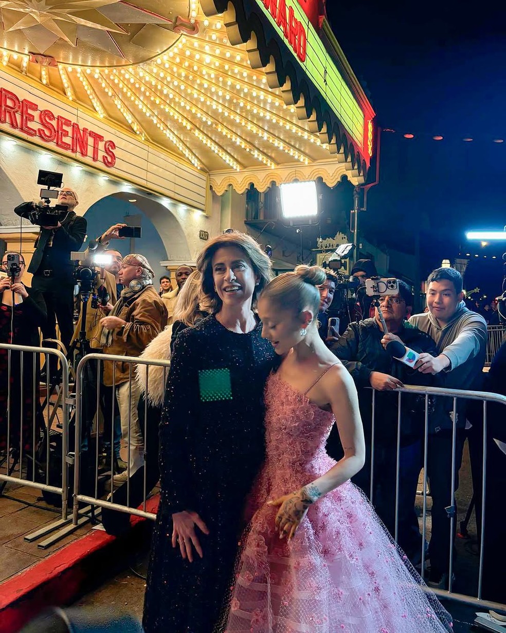 Fernanda Torres posa com Ariana Grande