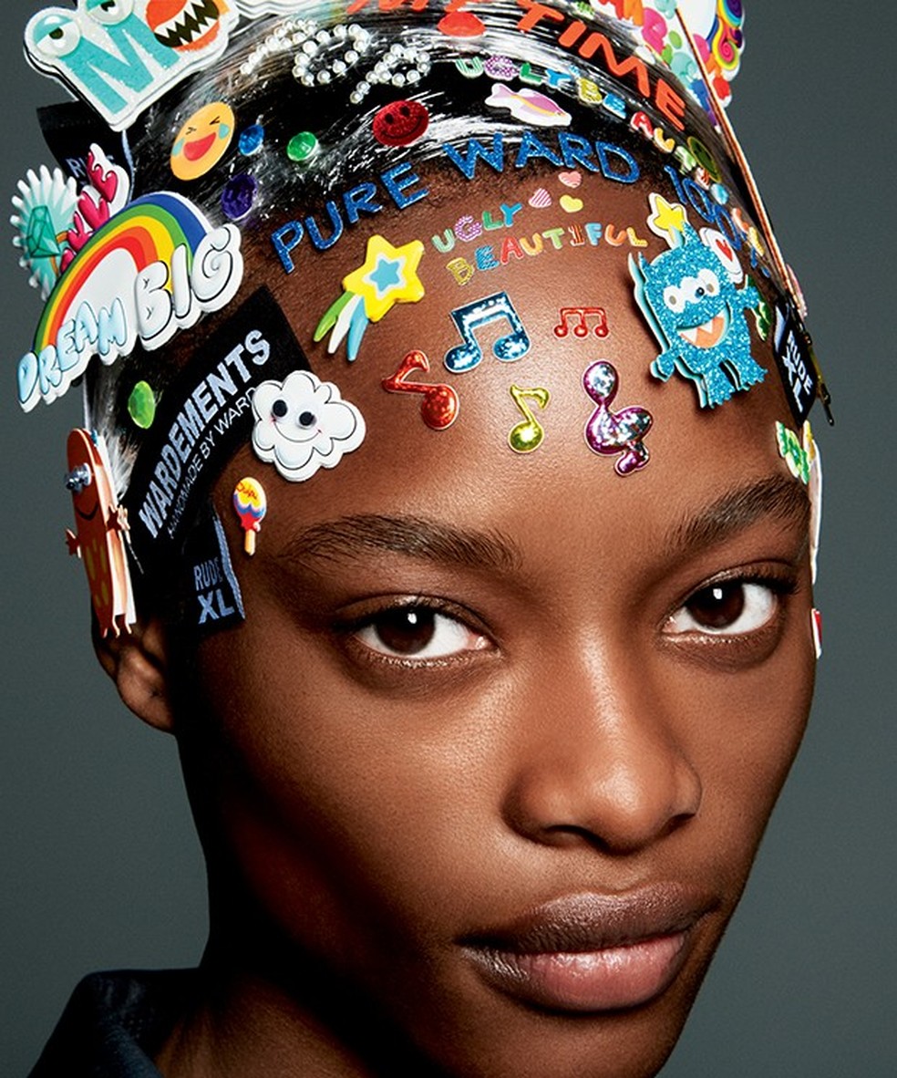 Quer uma make diferente? Cole adesivos divertidos no rosto!