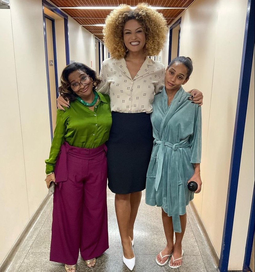 Gabriela Loran posa com Thais Araújo e Claudia Di Moura e brinca ...