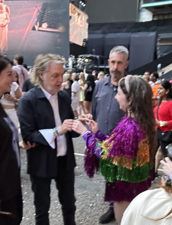 Paul McCartney rouba a cena durante show de Taylor Swift