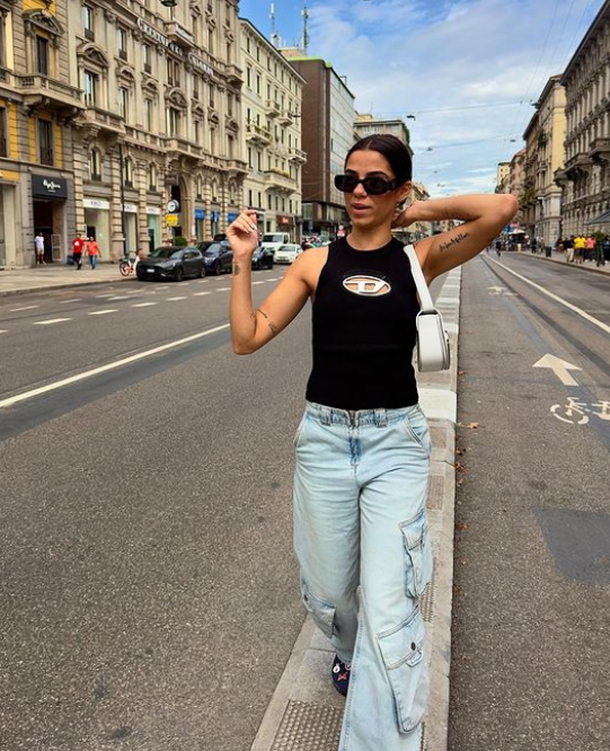 Key Alves usa regata de R$2 mil em passeio por Milão: 'Viver a vida'