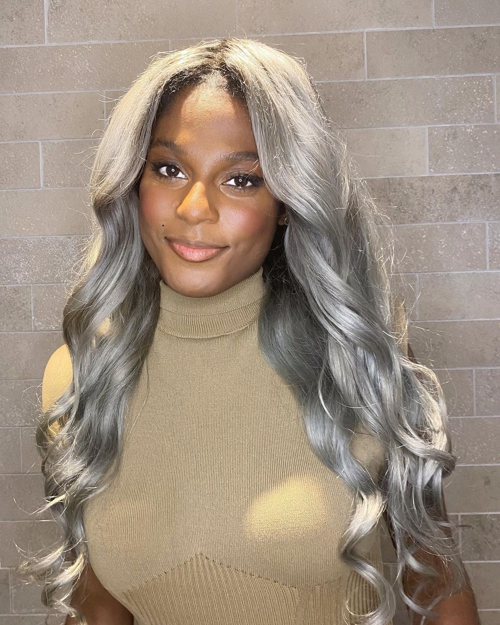 Oyster shell é a nova técnica de luzes para quem quer adotar os grisalhos