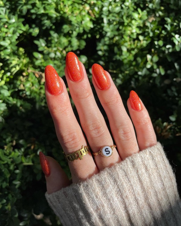 Esmalte laranja: 10 inspirações de unhas e nail arts para usar em 2022