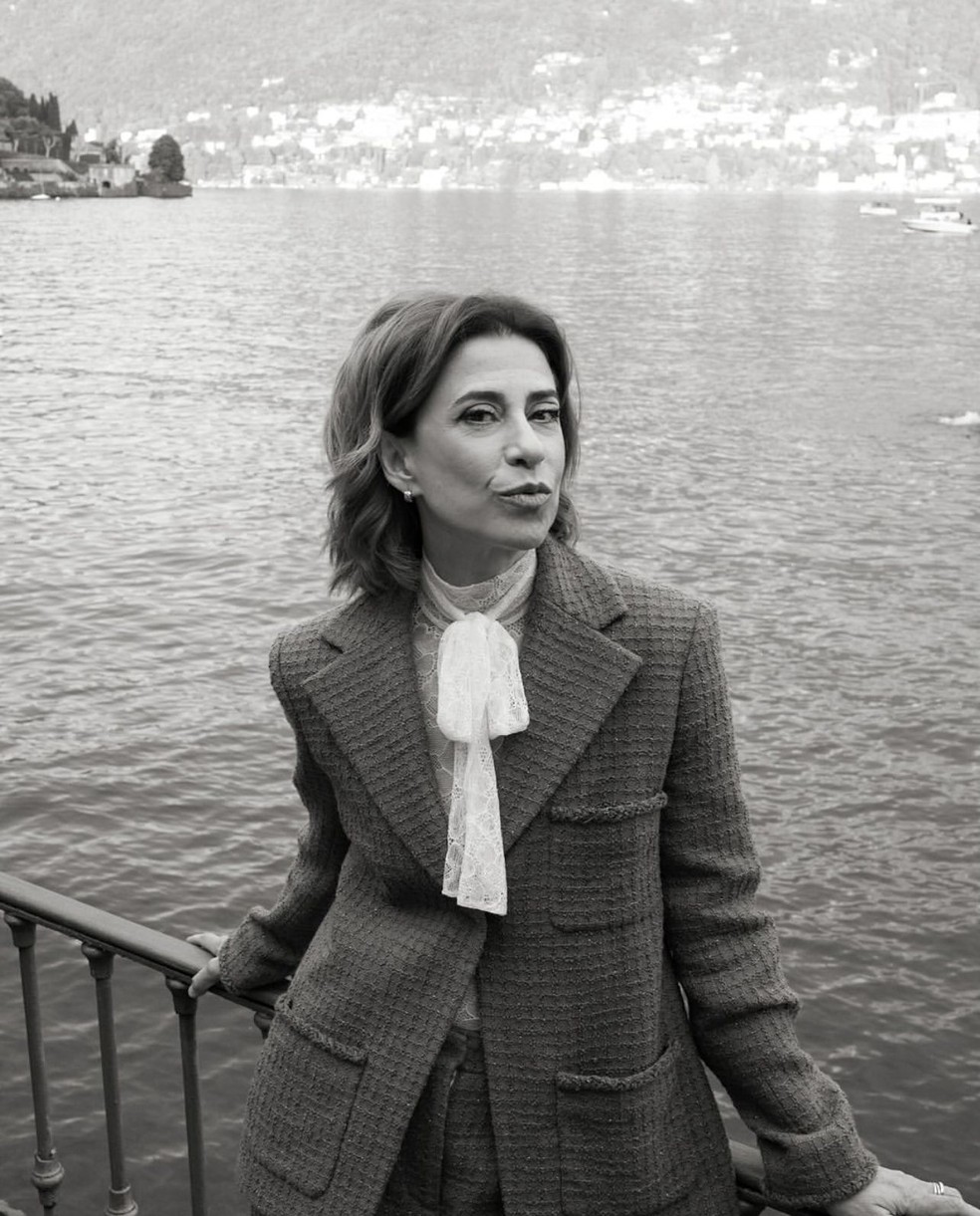 Fernanda Torres posa com estrelas de Hollywood em desfile da Chanel