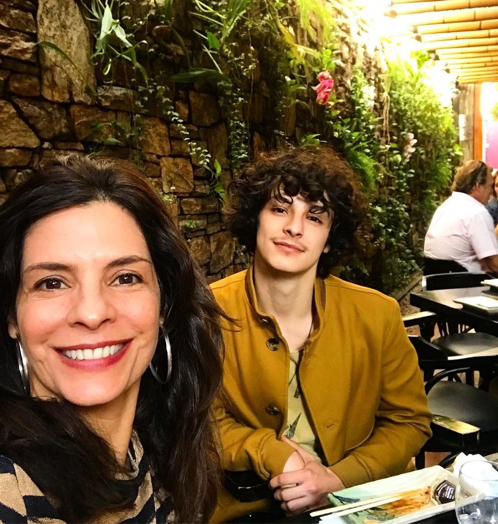 Helena Ranaldi posa com o filho e seguidores se surpreendem: 'Cópia'