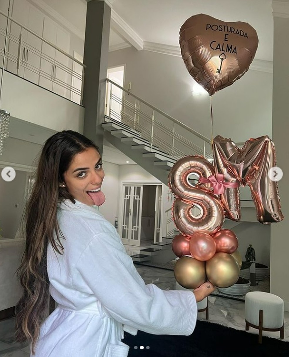 De roupão, Key Alves celebra 8 milhões de seguidores