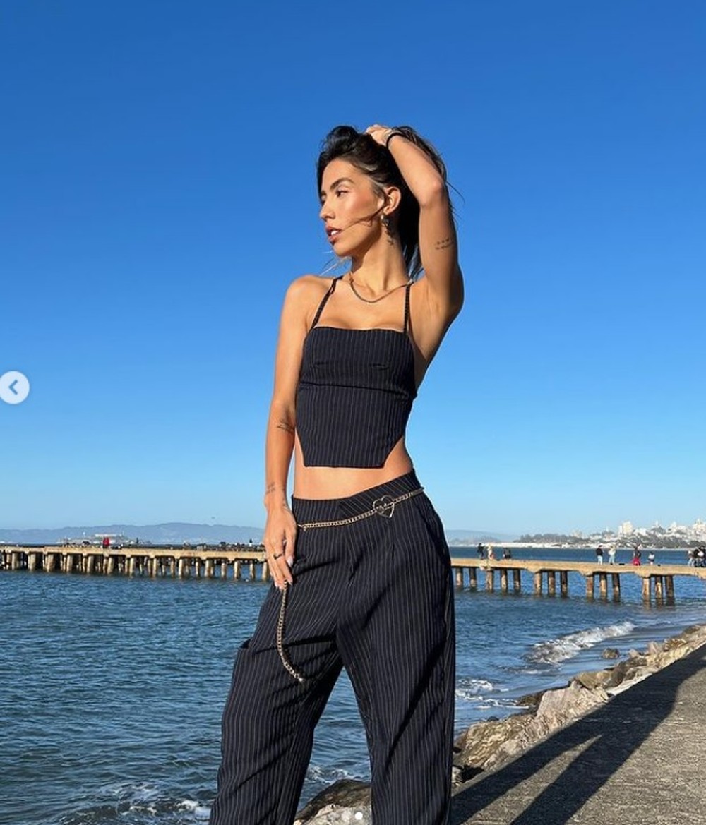 Gabi Brandt passa frio ao apostar em top para posar na Golden Gate
