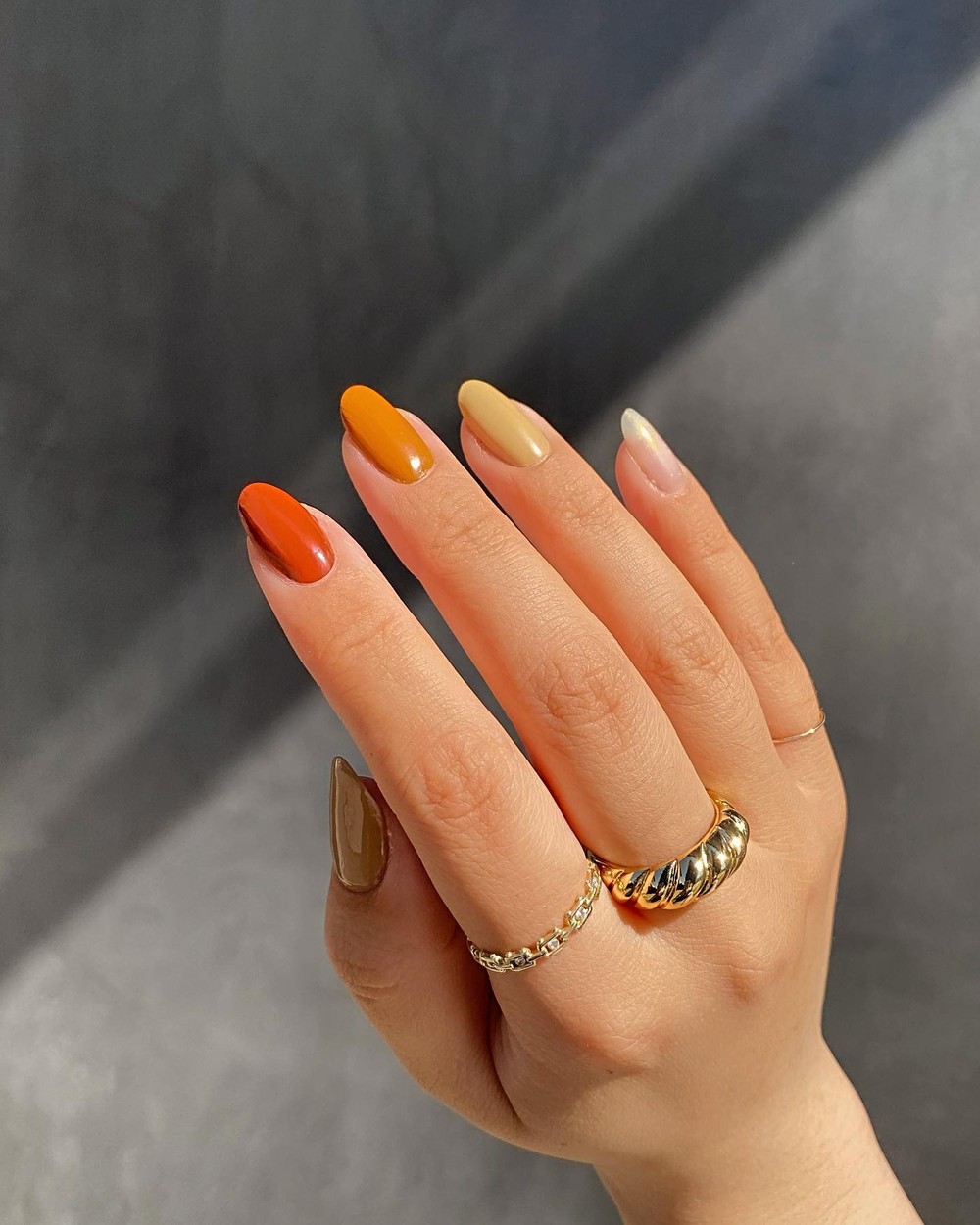 Esmalte laranja: 10 inspirações de unhas e nail arts para usar em 2022