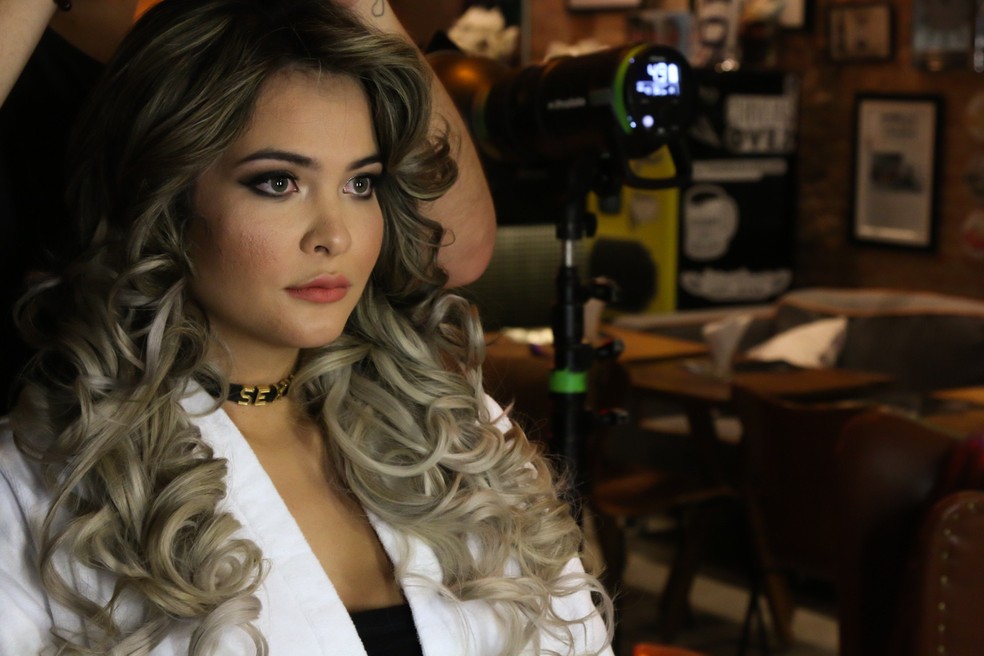 Em bastidor de ensaio nu, Geisy Arruda aparece ao lado de uma couve-flor