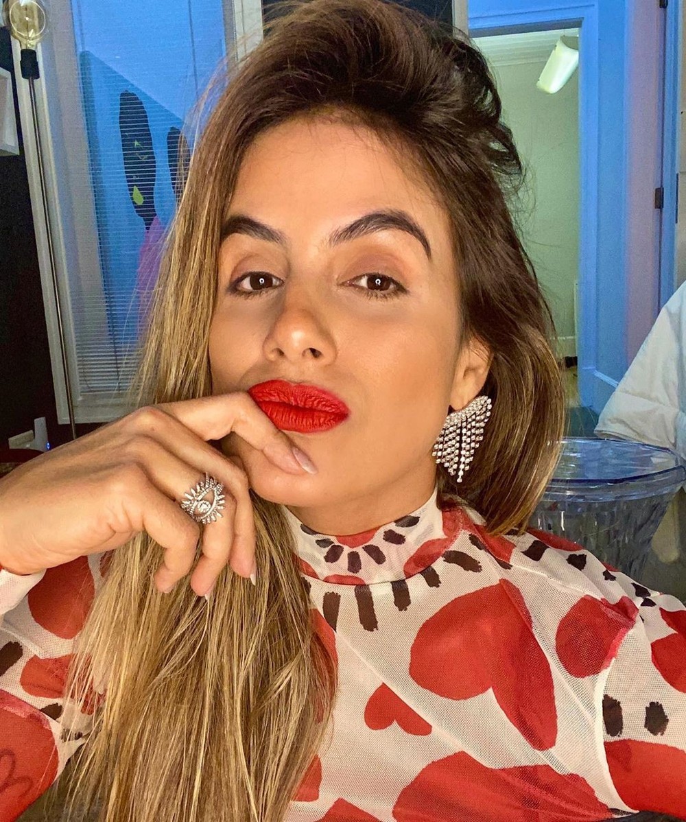 Ex-BBB Carol Peixinho exibe make poderoso com bocão vermelho