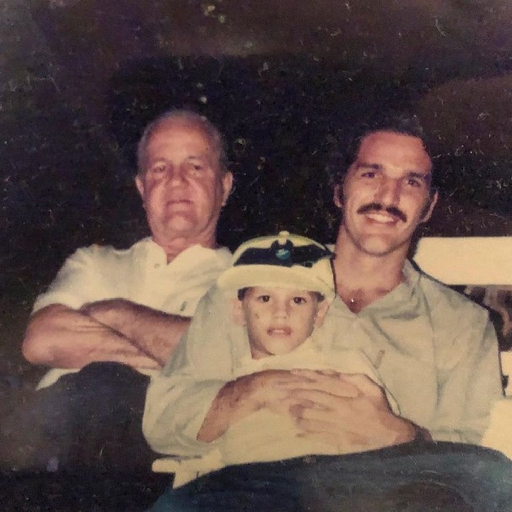 Romulo Neto relembra foto com pai Romulo Arantes e o avô