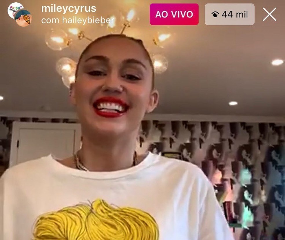 Miley Cyrus revela dificuldade para comprar absorventes no mercado