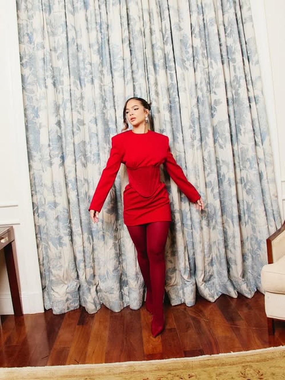 Mel Maia aposta em look monocromático em pré-estreia de nova série